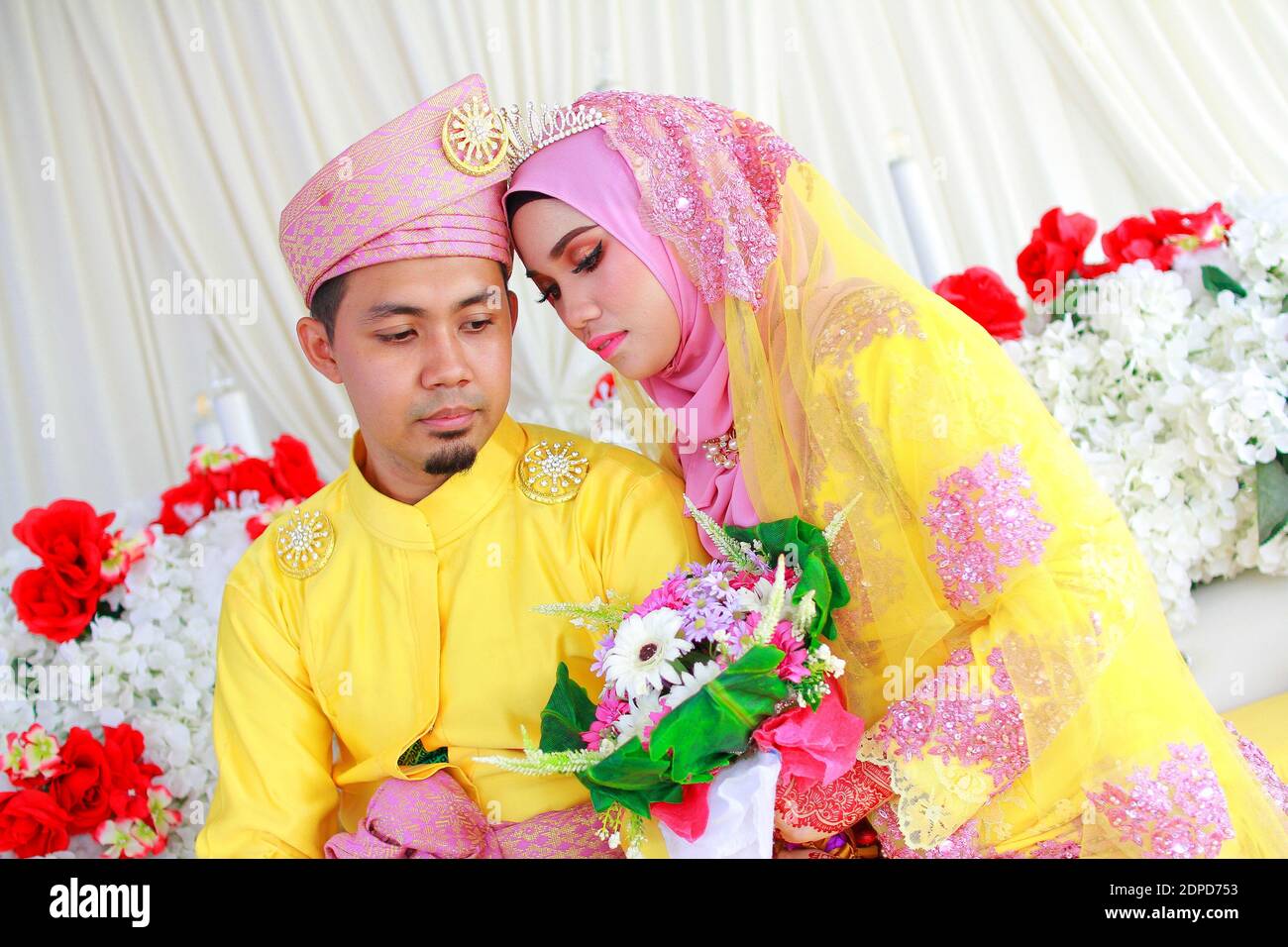Indian Couple Dressed In Traditional High Resolution Stock Photography and Images - Alamy