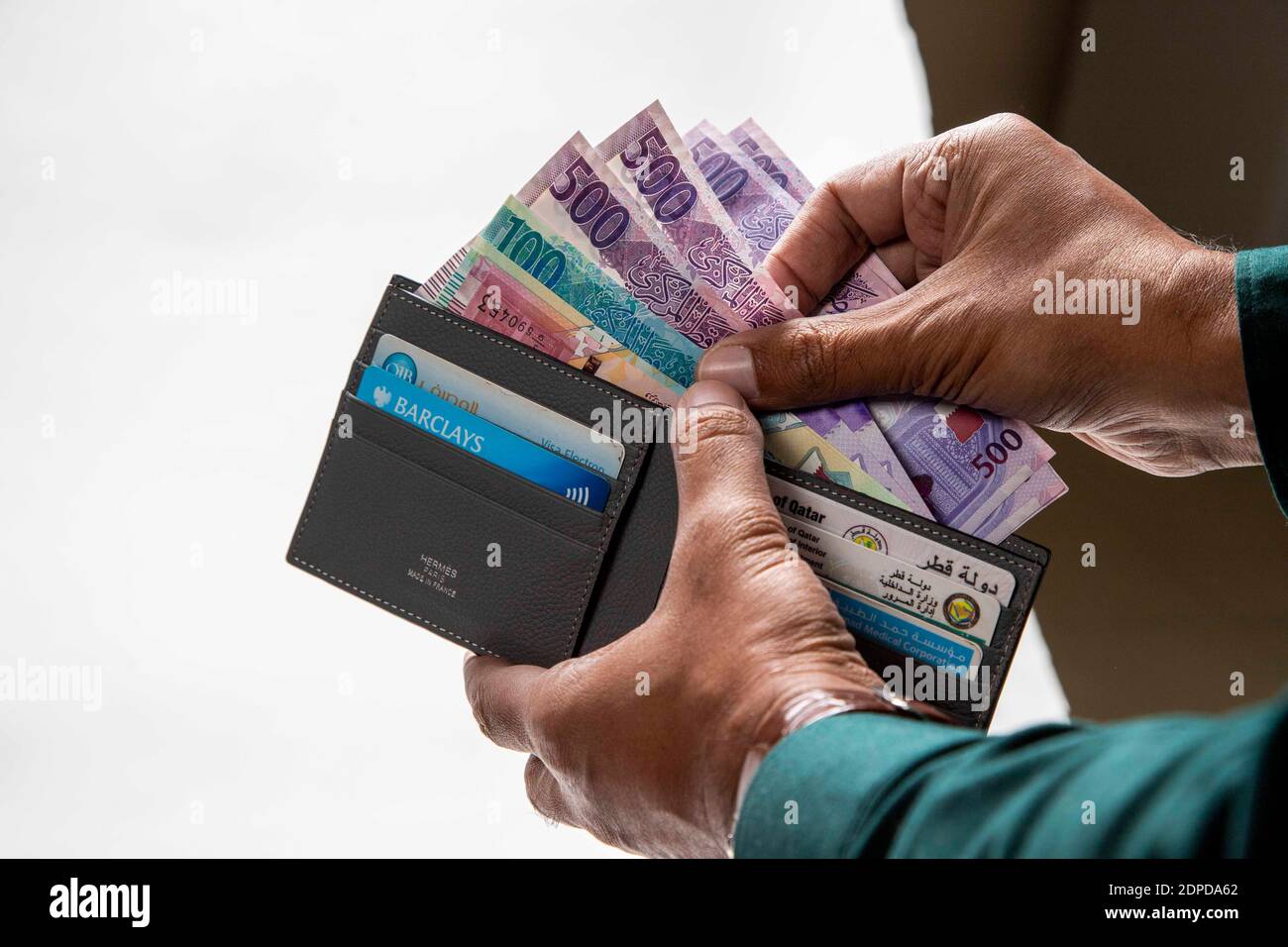 500 riyal qatari hi-res stock photography and images - Alamy