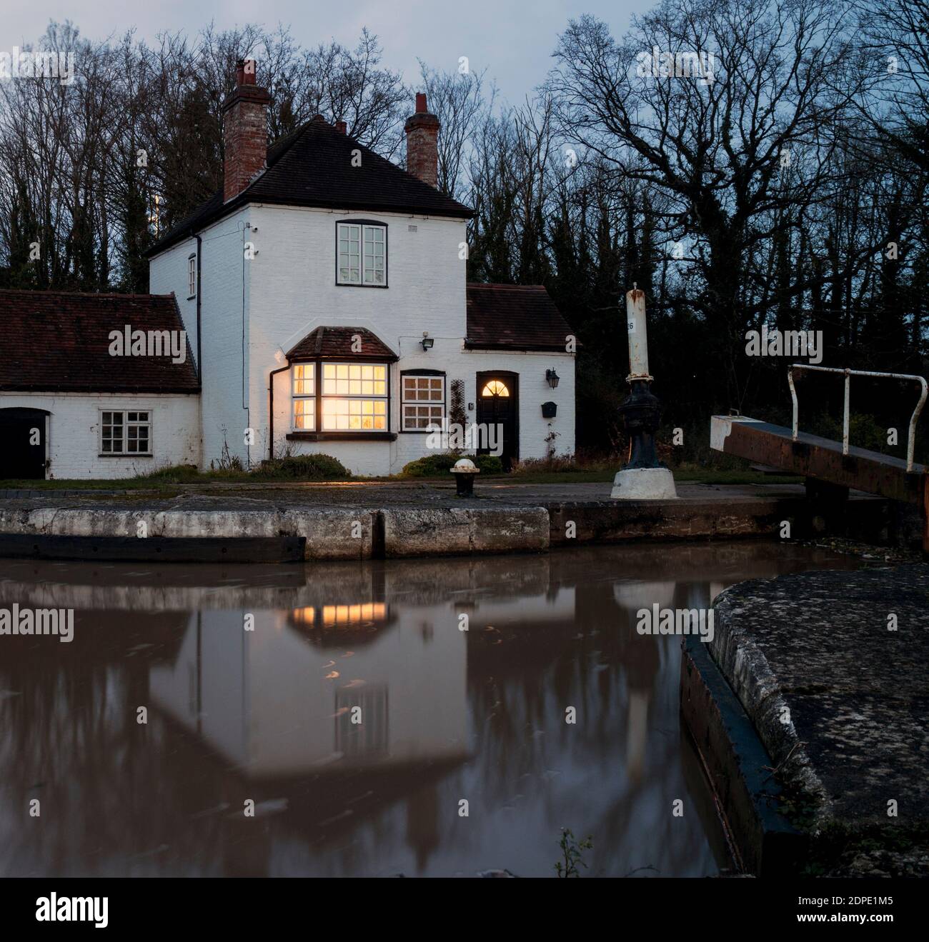 Hatton Bottom Lock cottage at dusk, Warwick, Warwickshire, England, UK ...