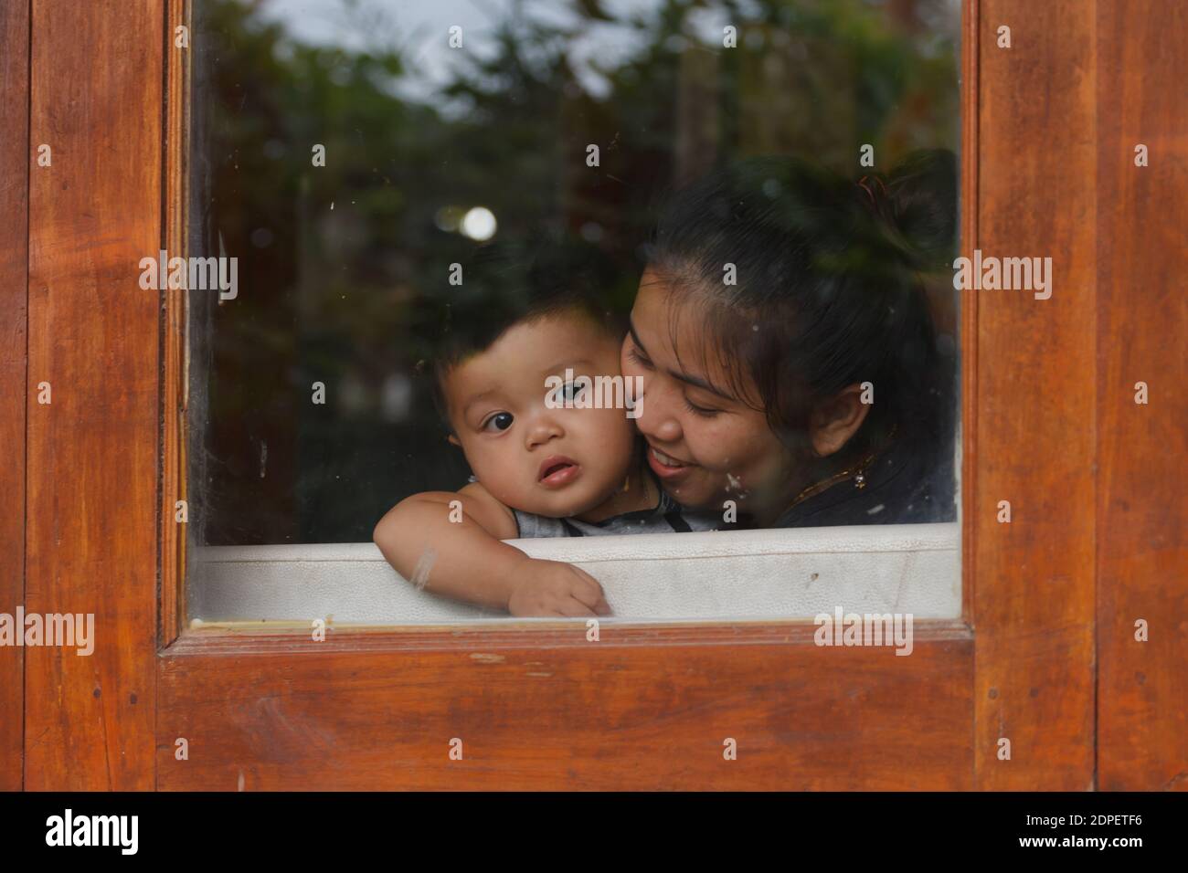 Family seen through window hi-res stock photography and images - Alamy