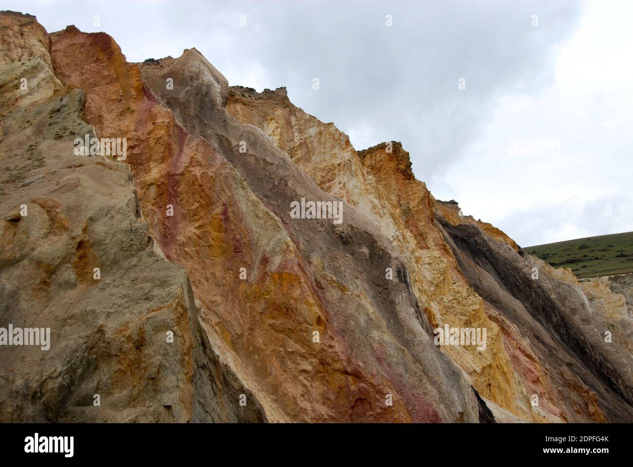 The multi-colored sands in the cliffs, Alum Bay, Isle of Wight Stock ...