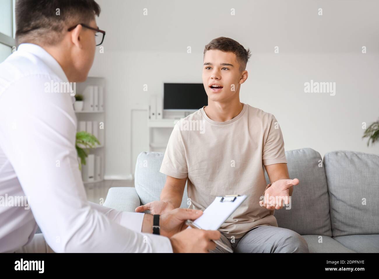 Teenage boy at psychologist's office Stock Photo - Alamy