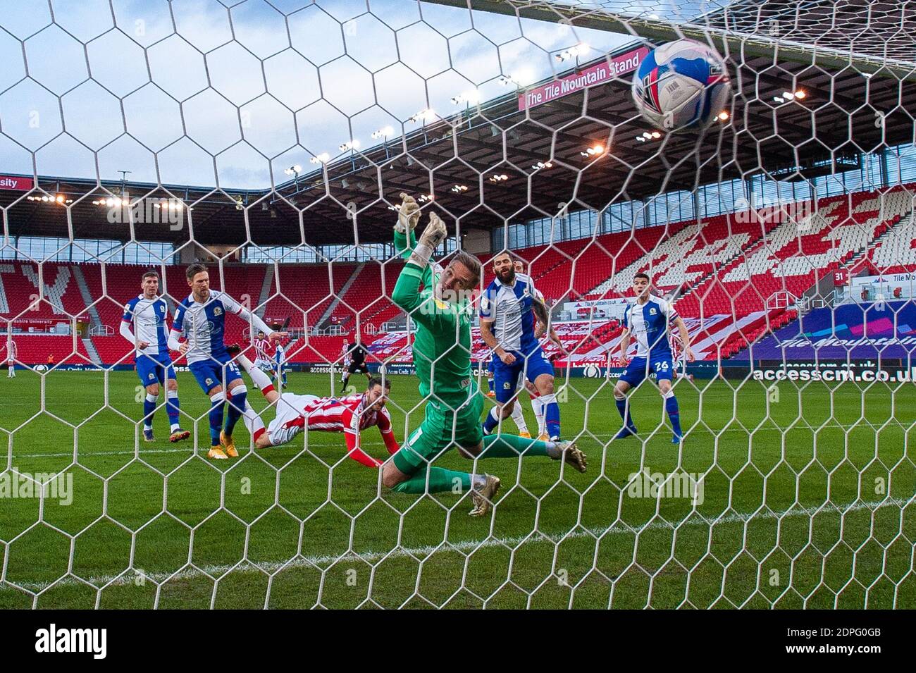 Diving header goal hi-res stock photography and images - Alamy