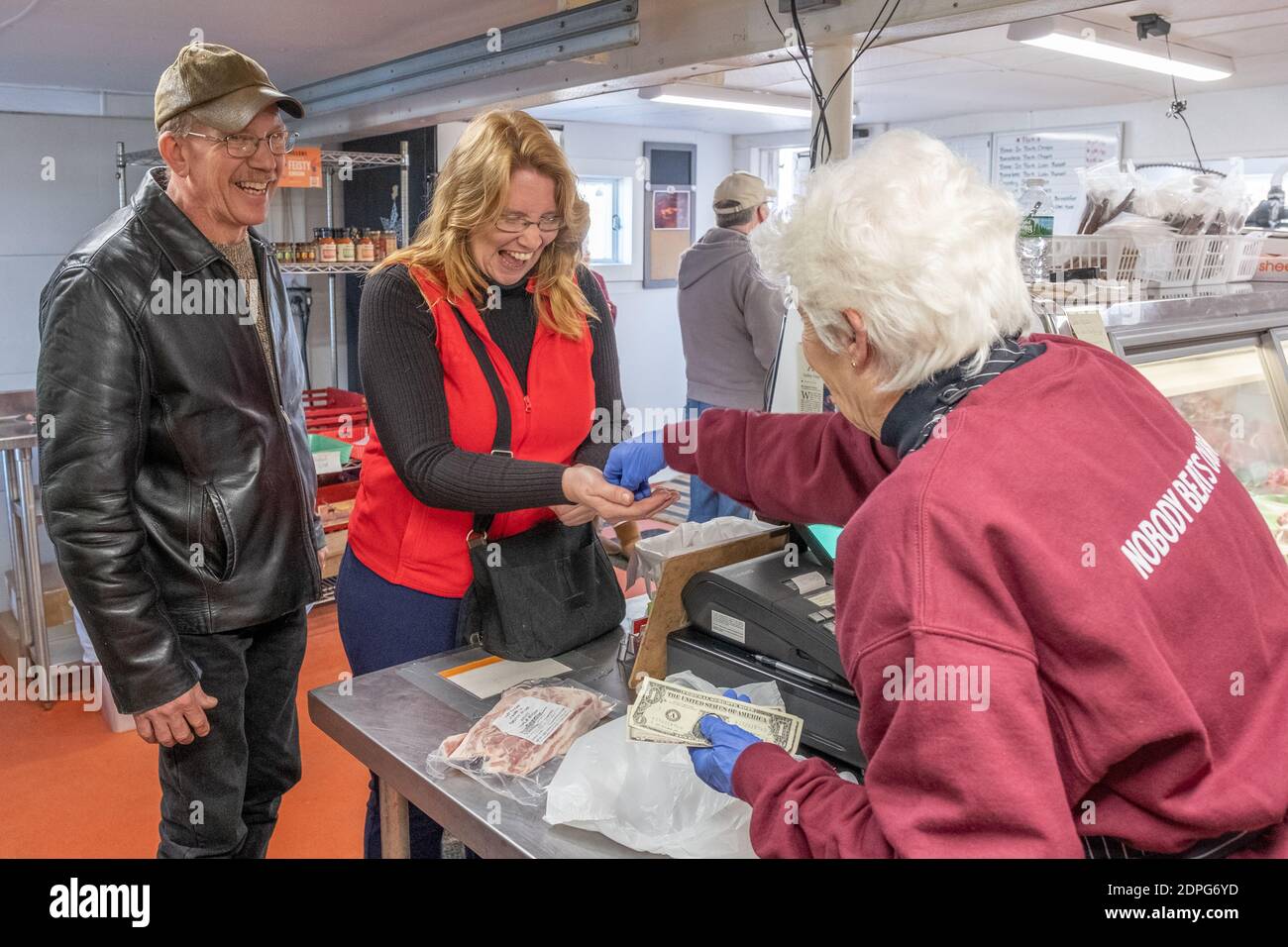 Paying for groceries hi-res stock photography and images - Alamy