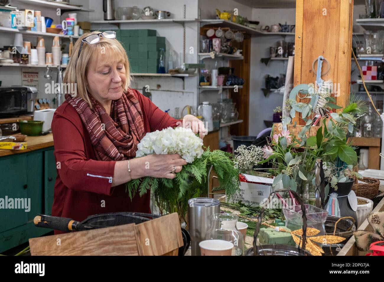 Woman making a flower arrangement Stock Photo - Alamy