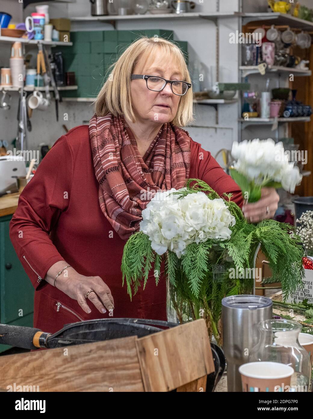Woman making a flower arrangement Stock Photo - Alamy