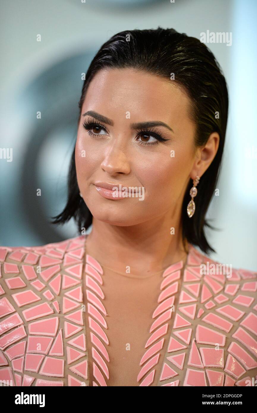 Mtv vma award demi lovato hi-res stock photography and images - Alamy