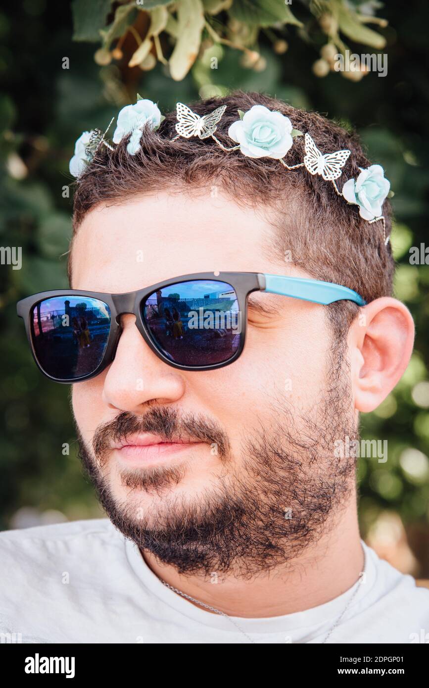 Man wearing wreath hi-res stock photography and images - Alamy