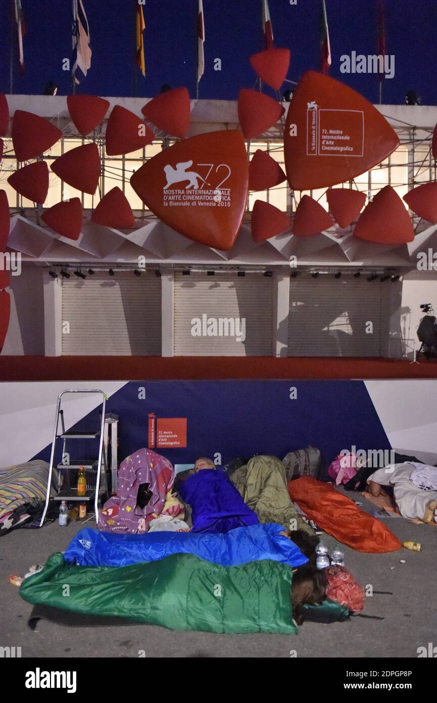 Groupies sleeping in front of the Red Carpet to save themselves a spot ...