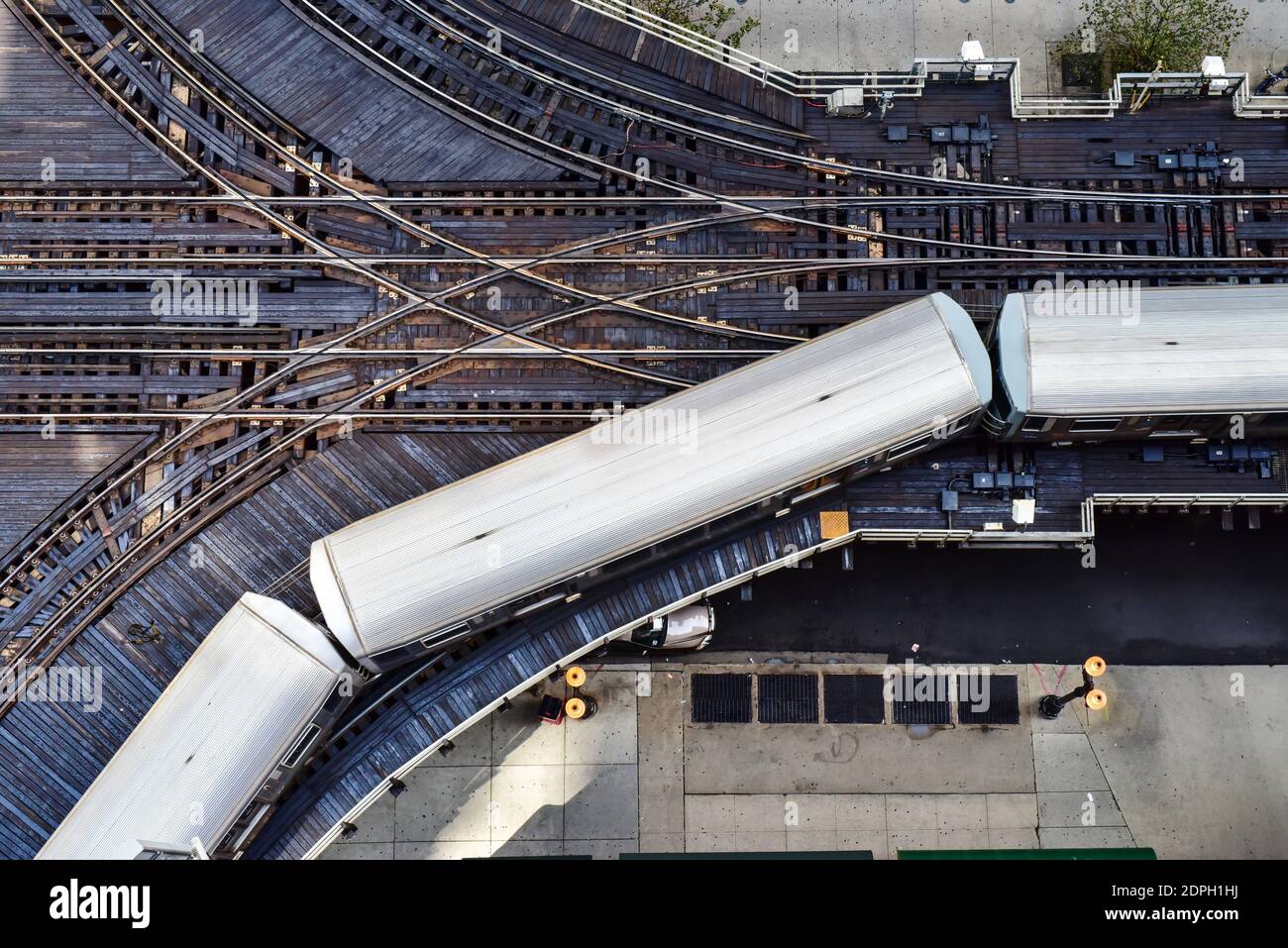 Elevated subway overpass hi-res stock photography and images - Alamy