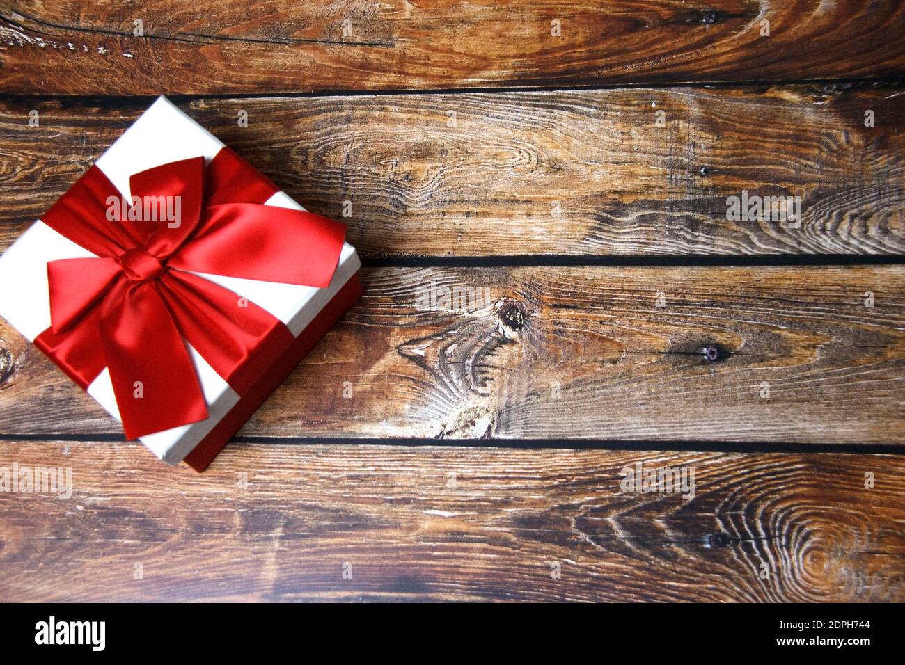 Christmas background with gift box wrapped in red ribbon and bow Stock ...