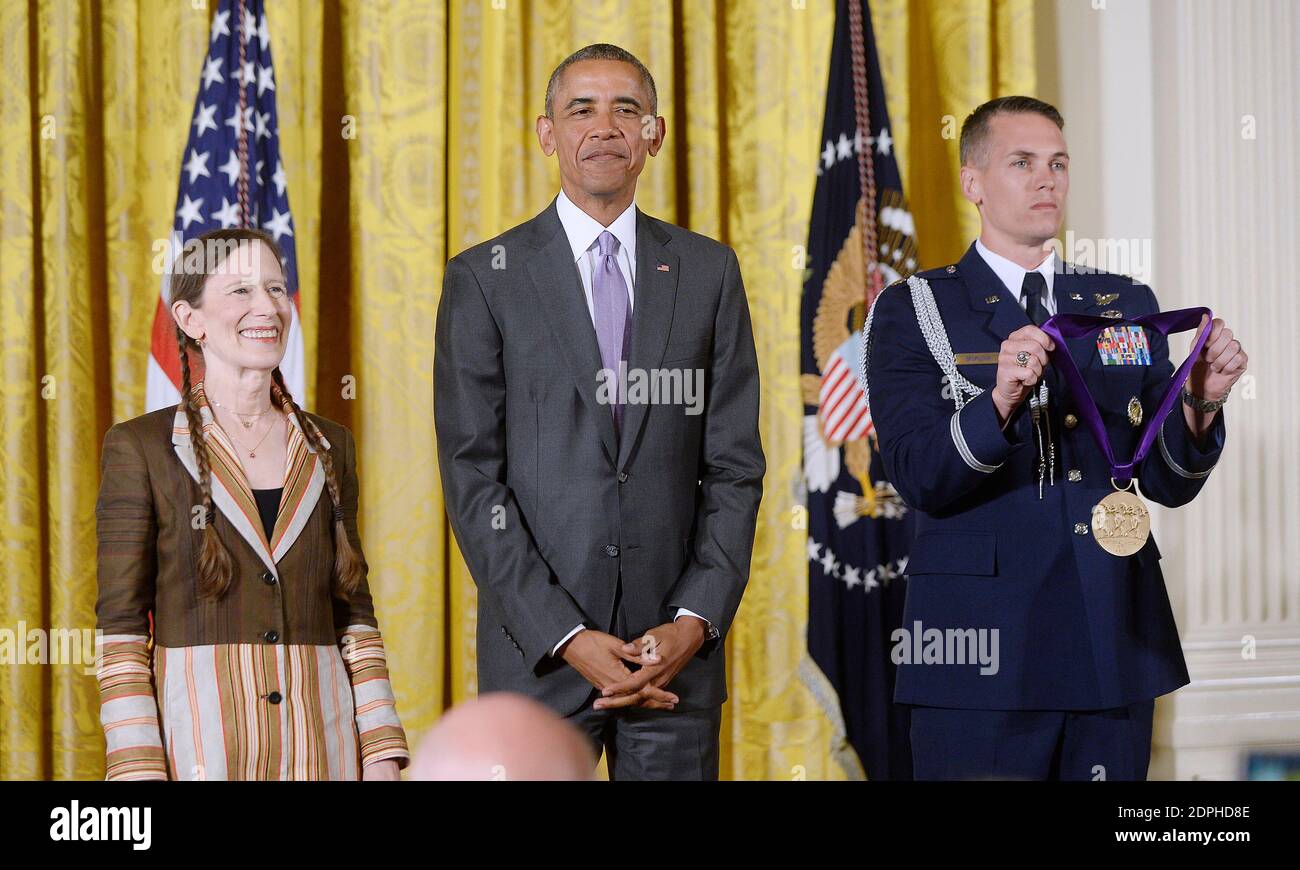 US President Barack Obama presents the National Medal of Arts to ...