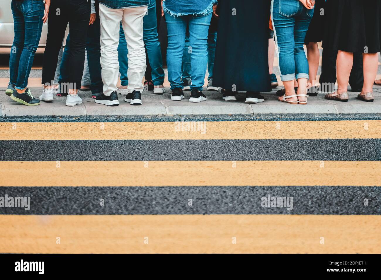 Crowd people standing waiting crosswalk hi-res stock photography and ...
