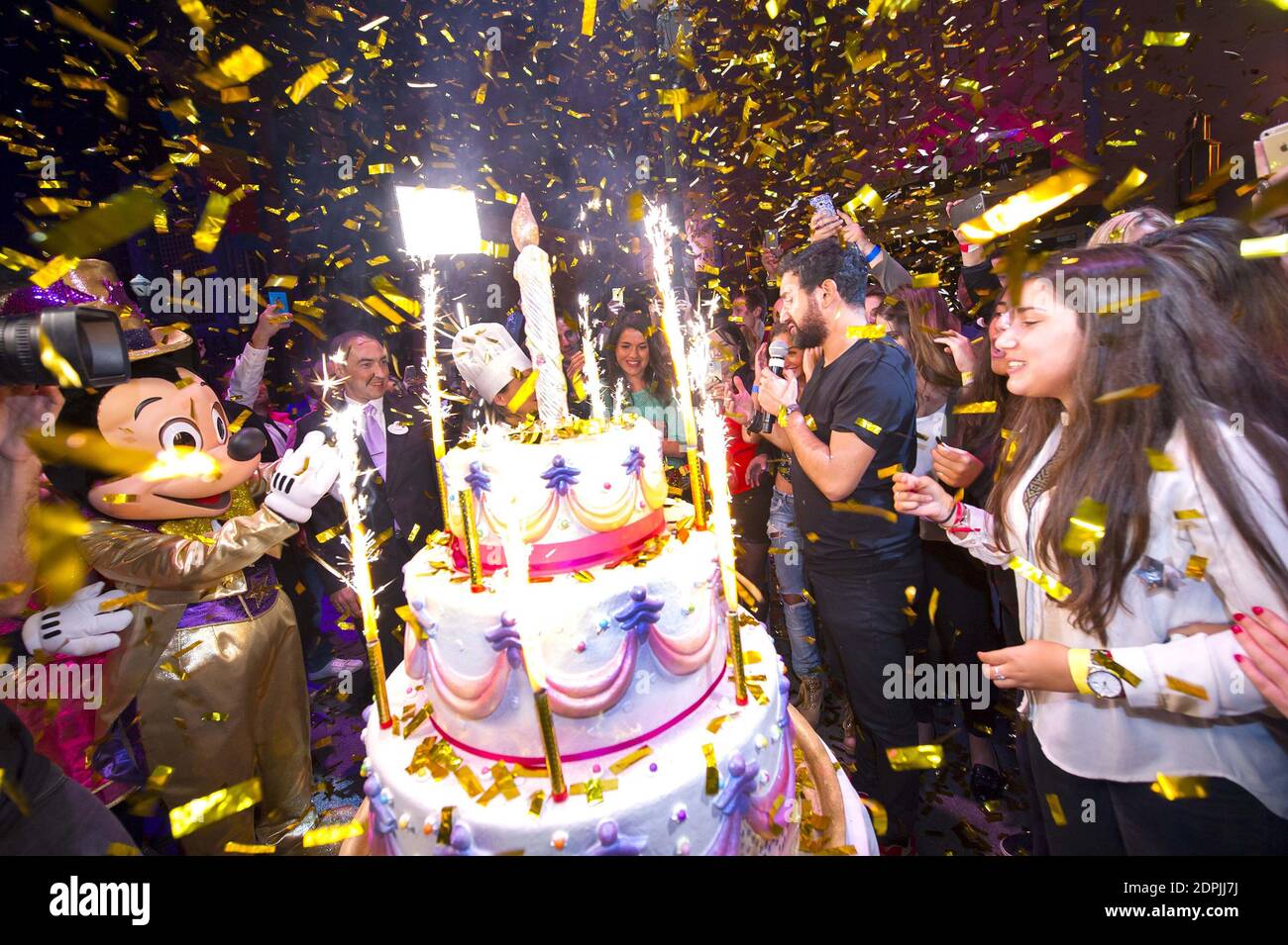 Cyril Hanouna celebre son 41 eme anniversaire avec toute l'equipe de ...