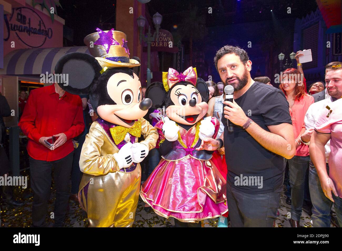 Cyril Hanouna celebre son 41 eme anniversaire avec toute l'equipe de ...