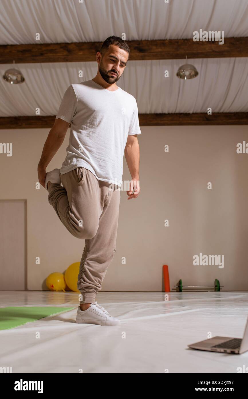 Muscle man hi-res stock photography and images - Alamy