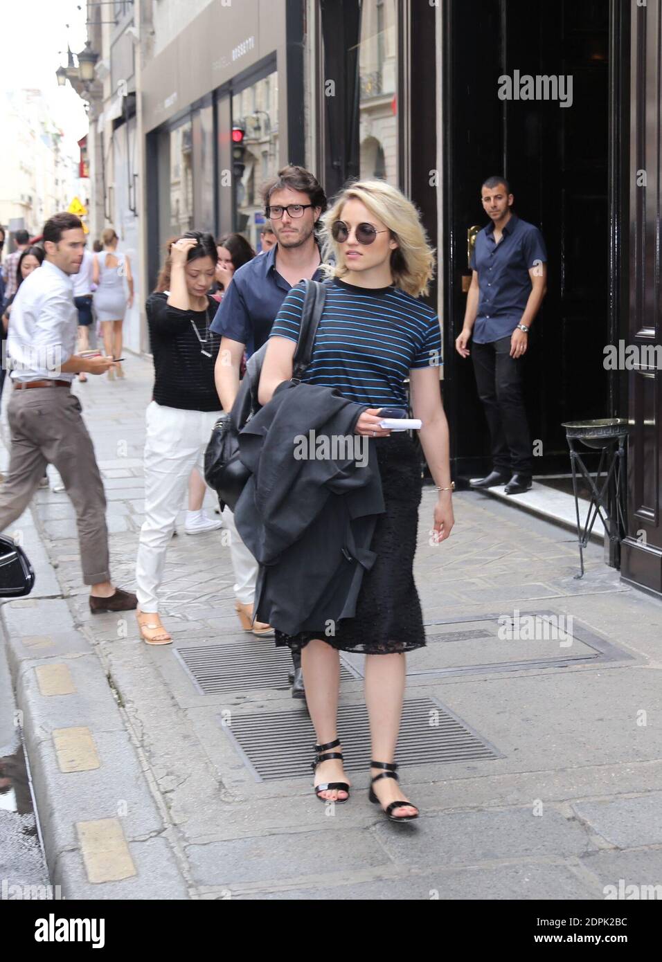 DIANNA AGRON SORT DU RESTAURANT LE COSTES POUR SE RENDRE À GARE DU NORD ...