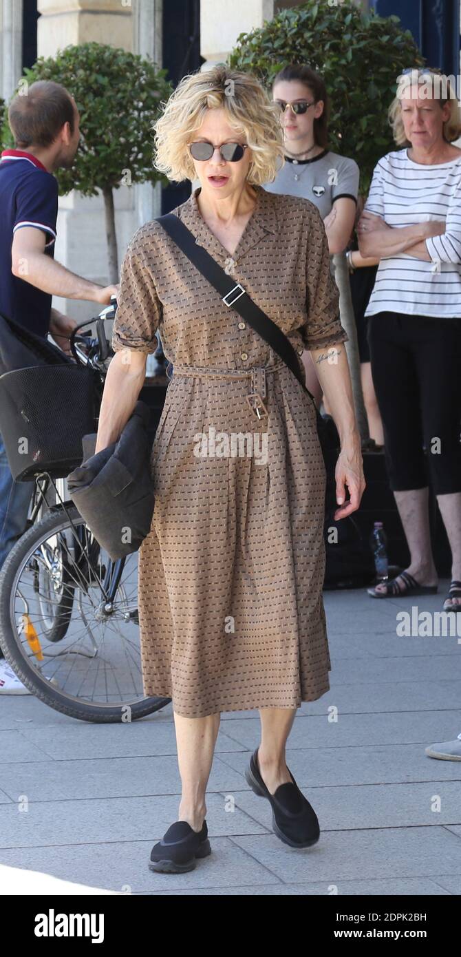 EXCLUSIF - MEG RYAN SE PROMENE PLACE VENDOME A PARIS Photo by Nasser ...