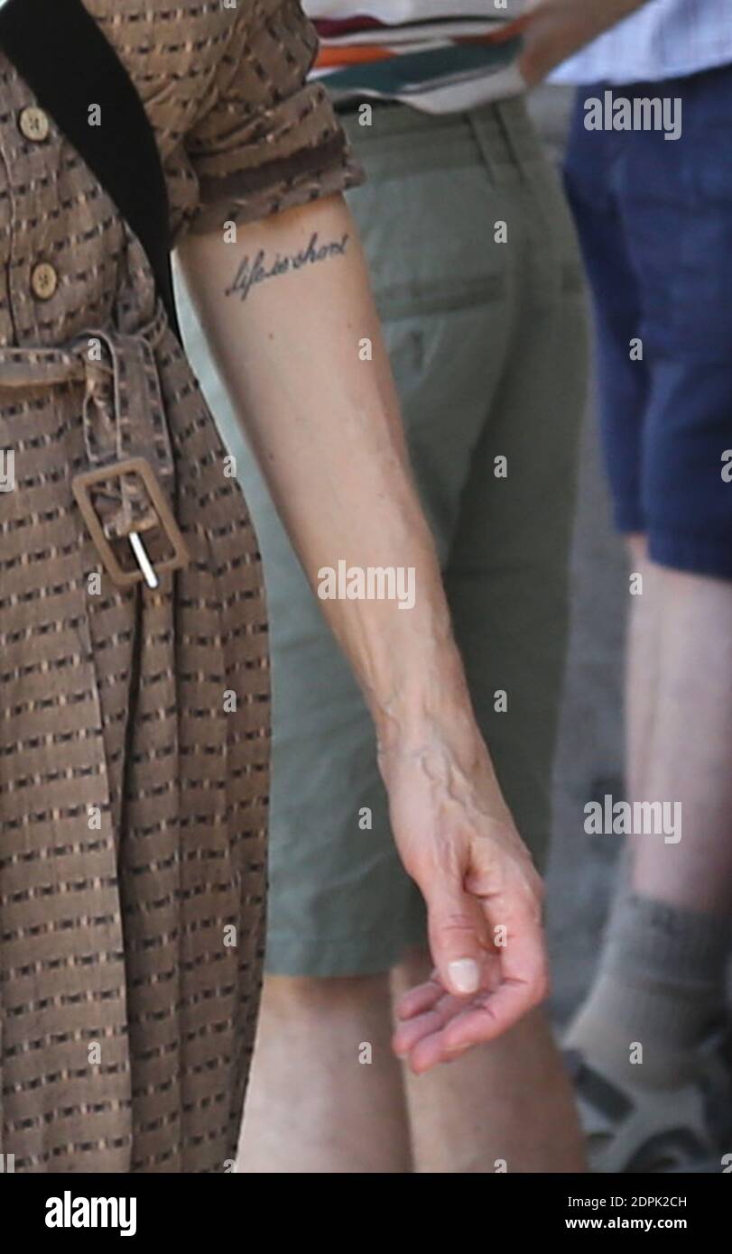 EXCLUSIF - MEG RYAN SE PROM?NE PLACE VENDâÂ€Â˜ME A PARIS Photo by ...