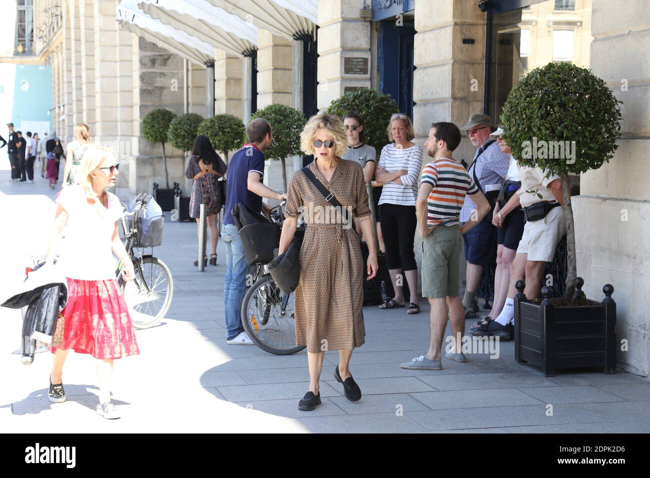 EXCLUSIF - MEG RYAN SE PROMÈNE PLACE VENDÔME A PARIS Photo by Nasser ...