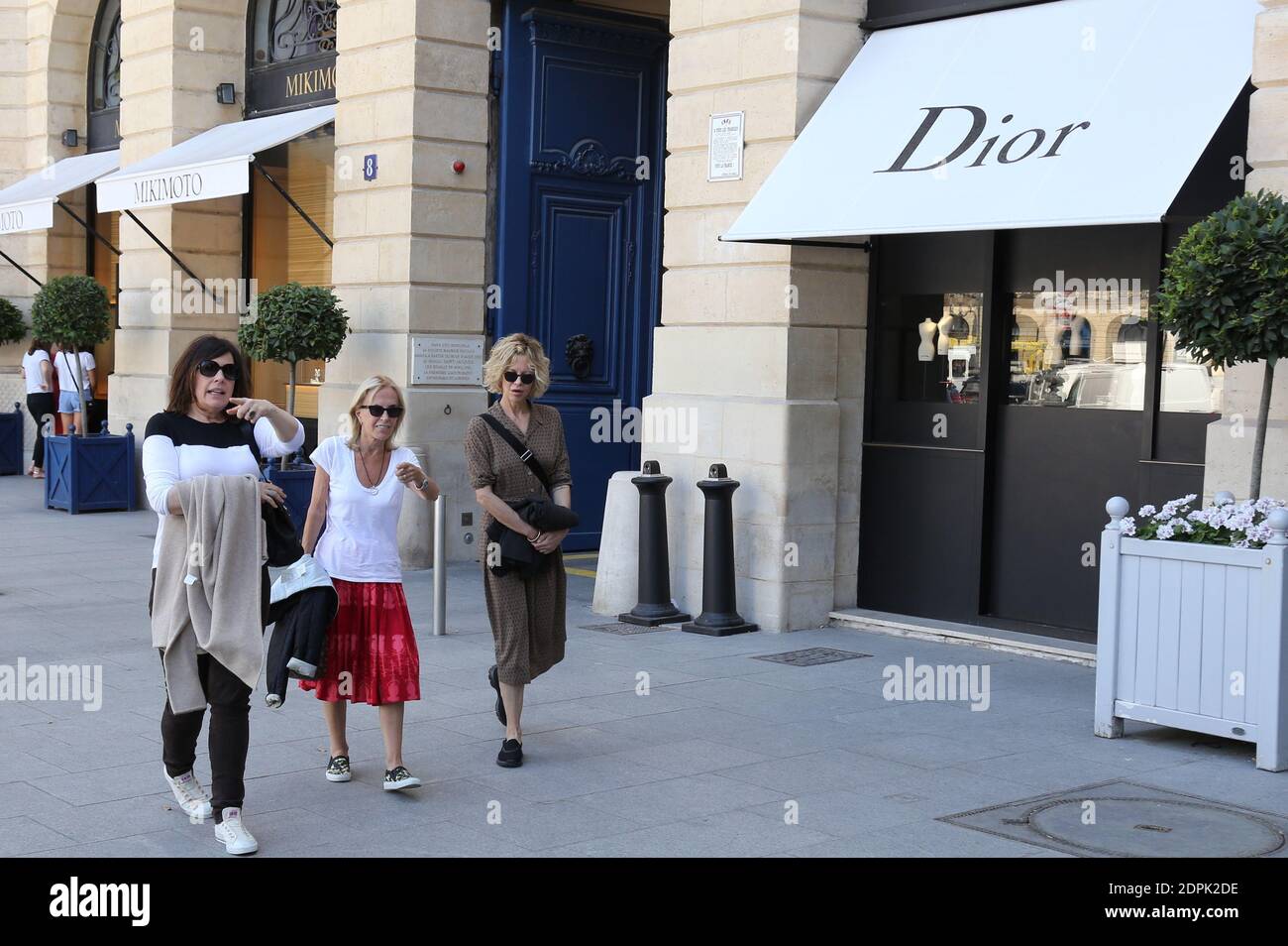 EXCLUSIF - MEG RYAN SE PROMÈNE PLACE VENDÔME A PARIS Photo by Nasser ...