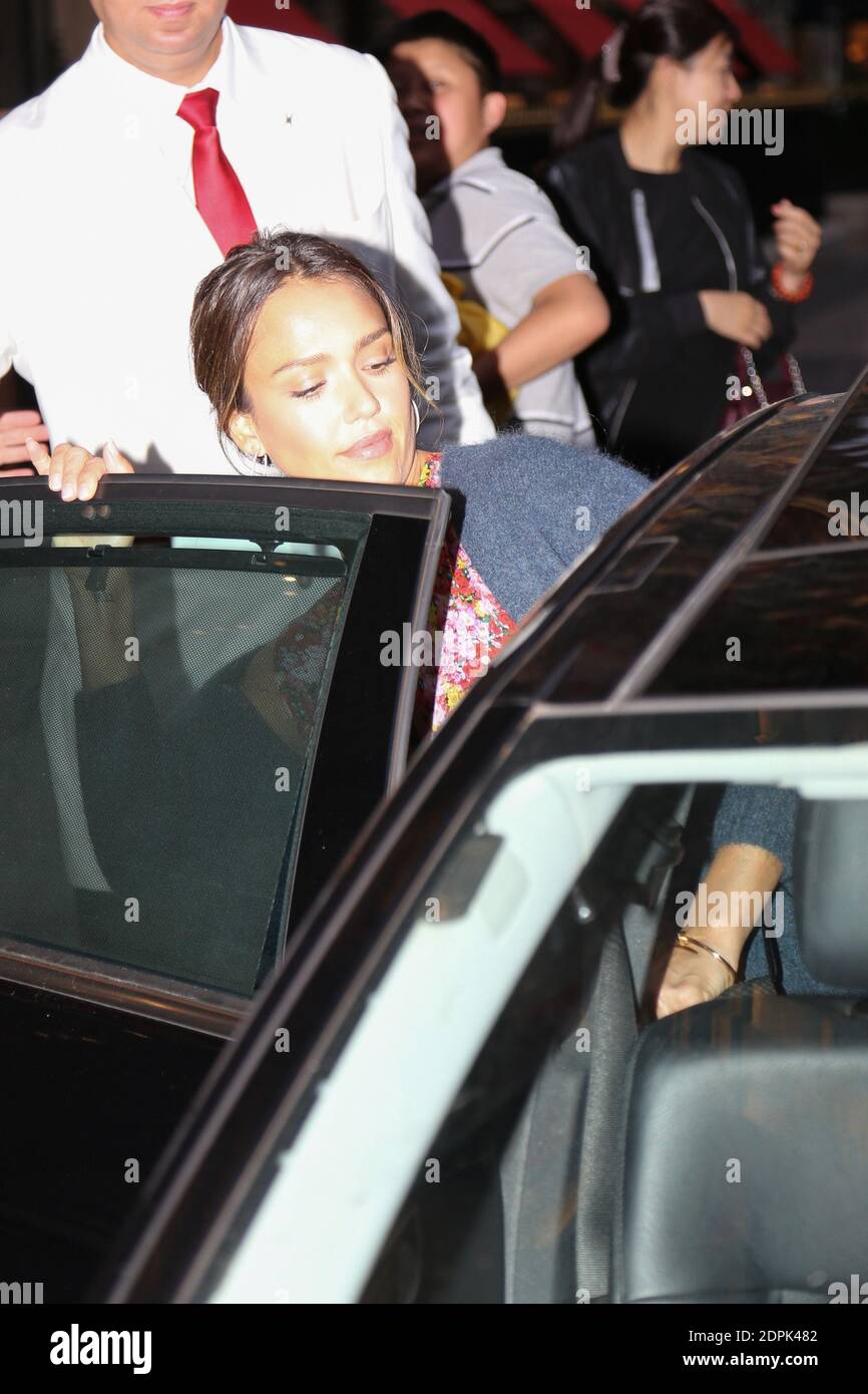 JESSICA ALBA SORTANT DE SON HOTEL A PARIS Photo by Nasser Berzane ...