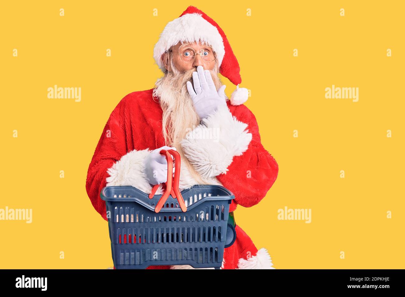 Old senior man with grey hair and long beard wearing santa claus ...