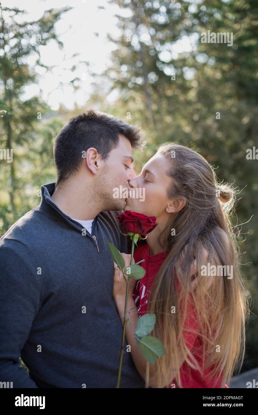 Kissing teenagers close up hi-res stock photography and images - Alamy