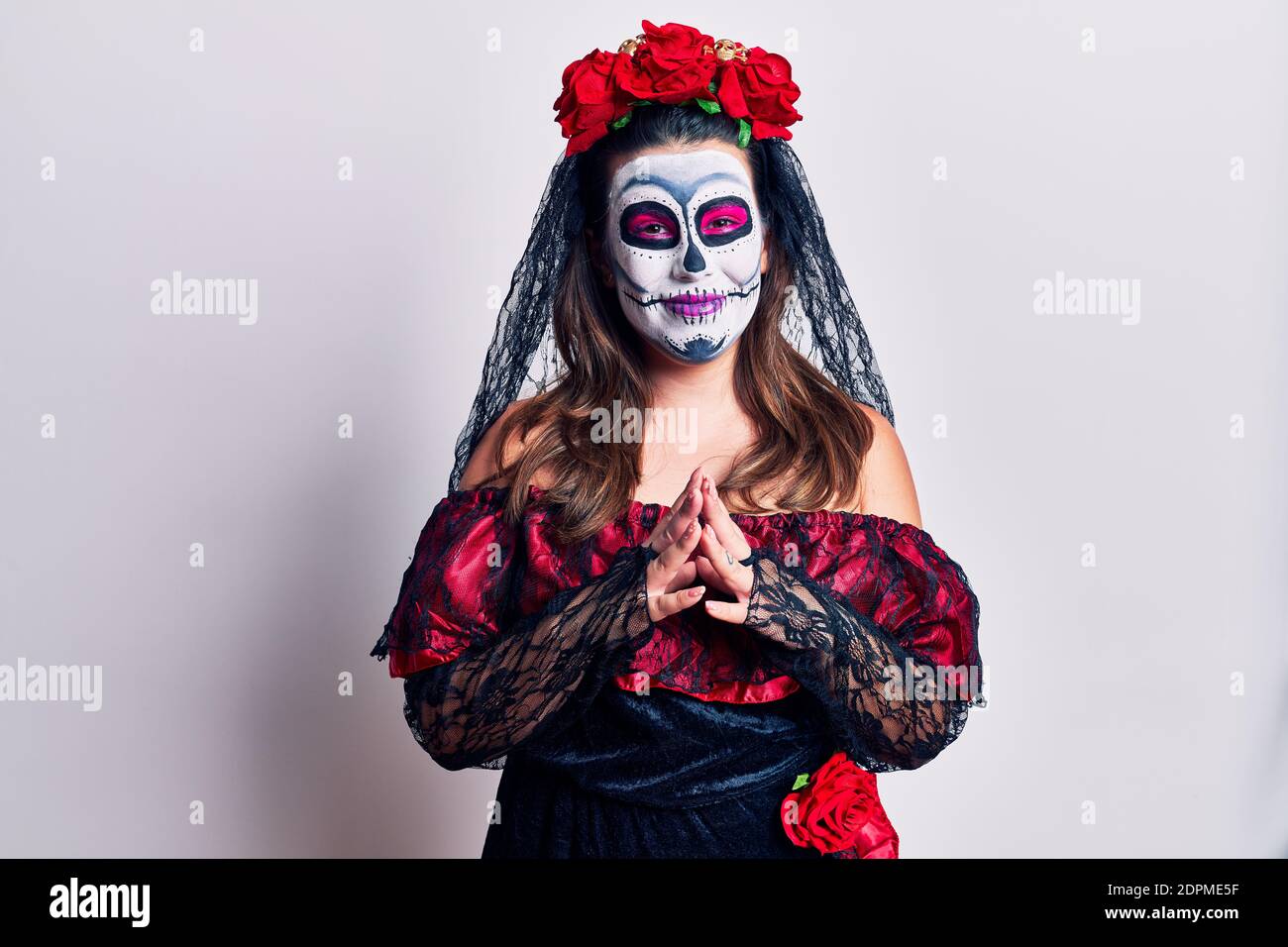 Hands crossed dead hi-res stock photography and images - Alamy