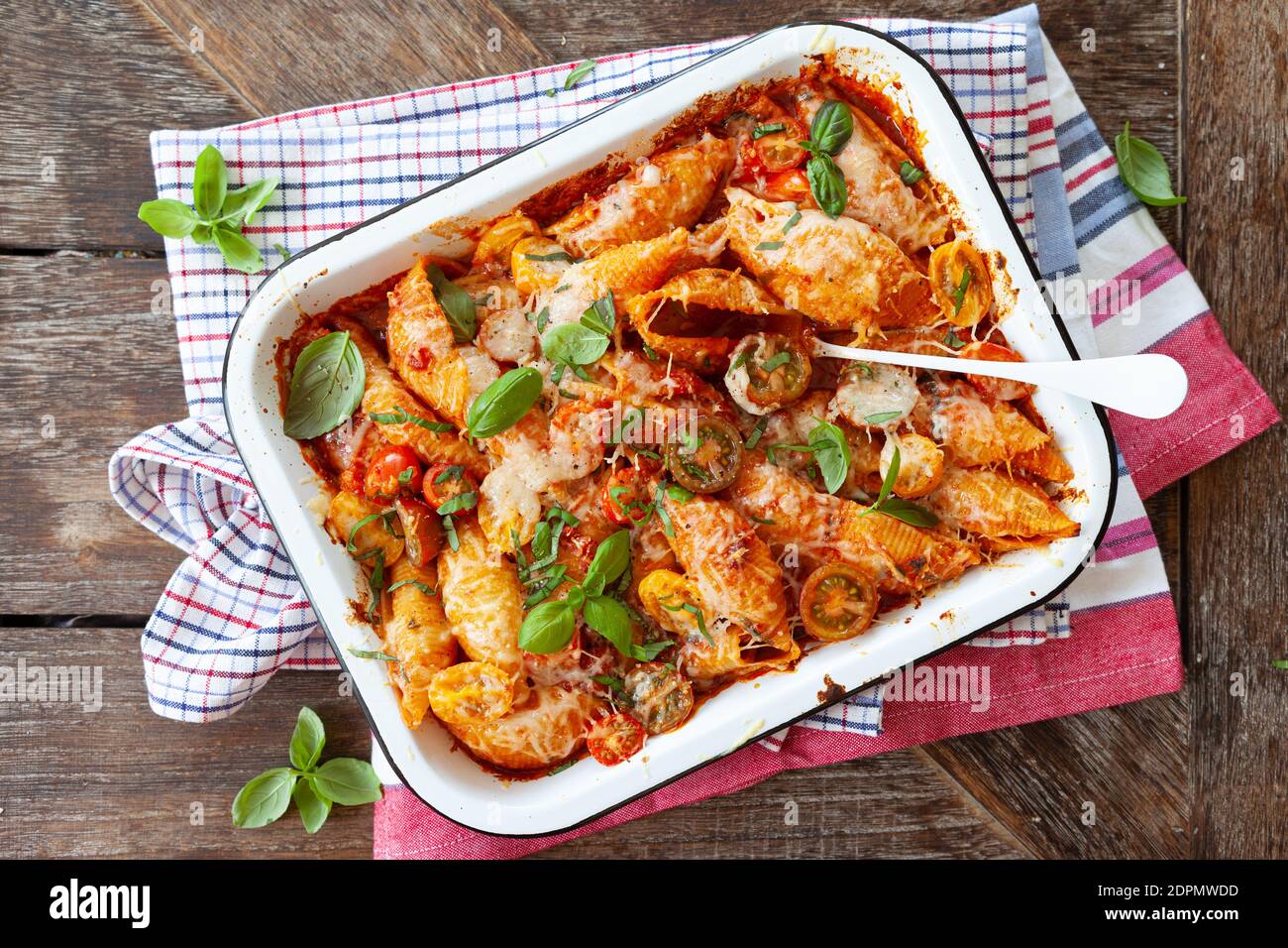 Shell Pasta In Tomato Sauce Stock Photo - Alamy