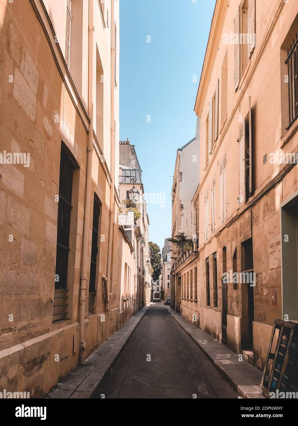 Long narrow street paris hi-res stock photography and images - Alamy