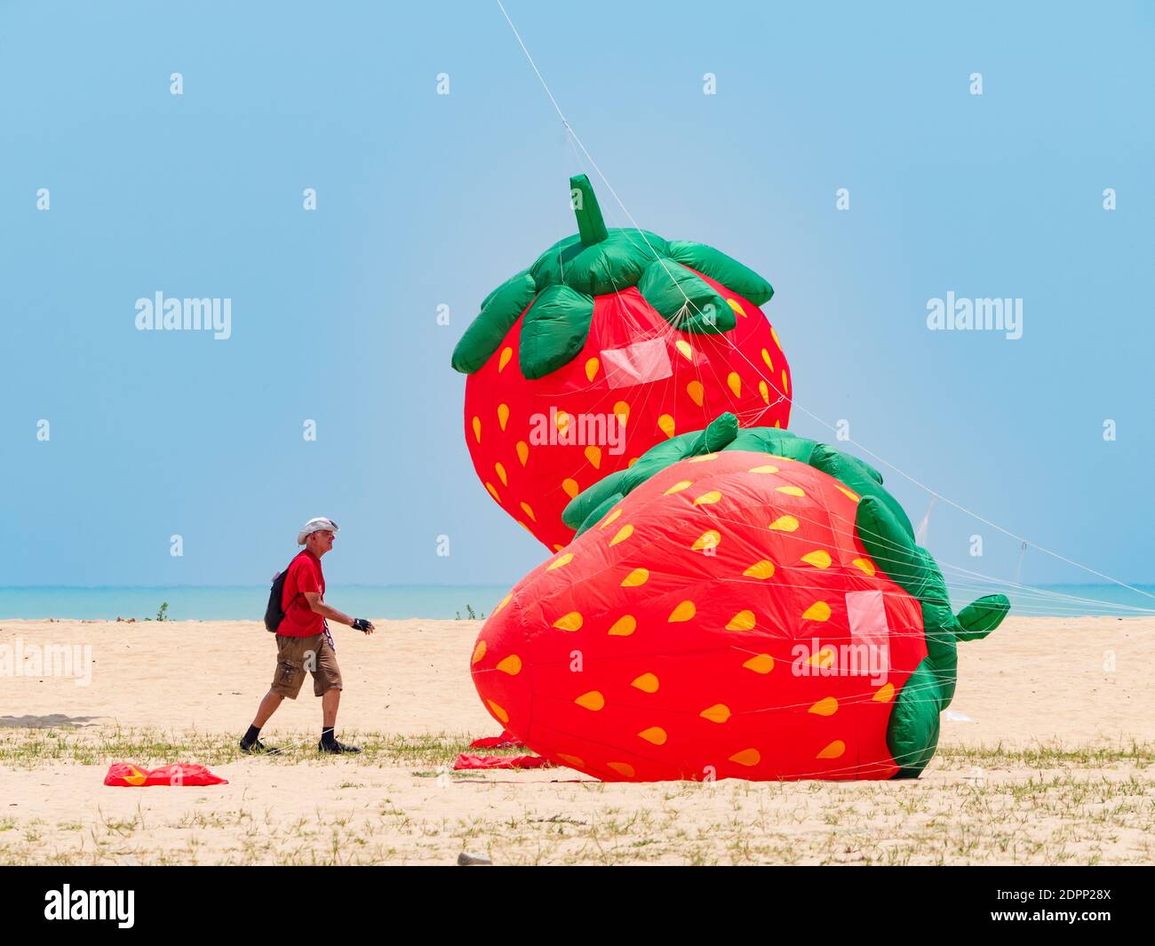 Strawberry flying in water hi-res stock photography and images - Alamy