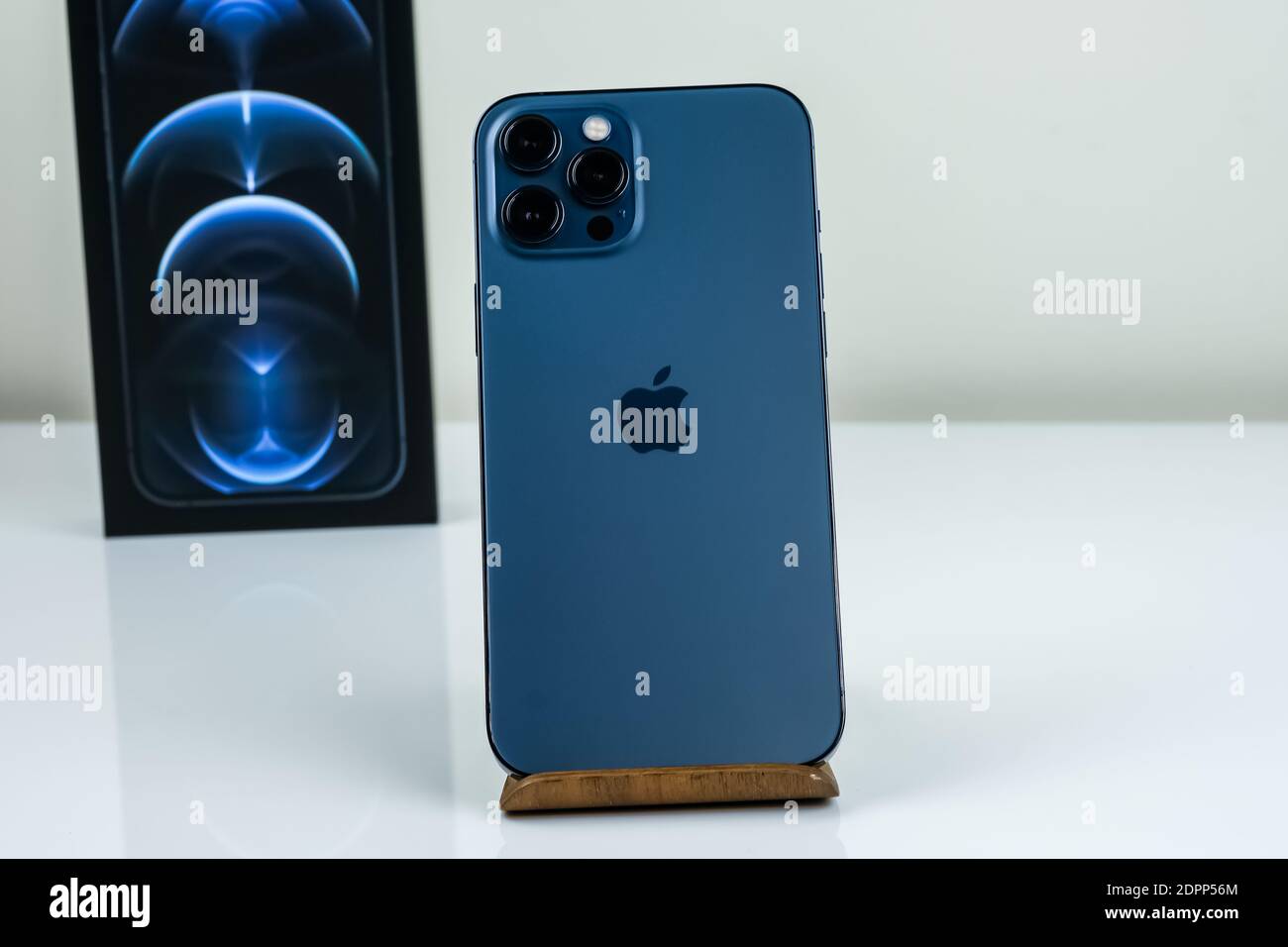 Iphone 12 pro max box hi-res stock photography and images - Alamy