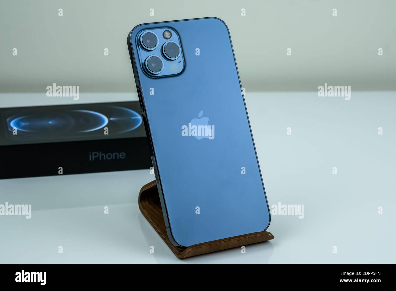 iPhone 12 Pro Max Pacific Blue Stock Photo - Alamy