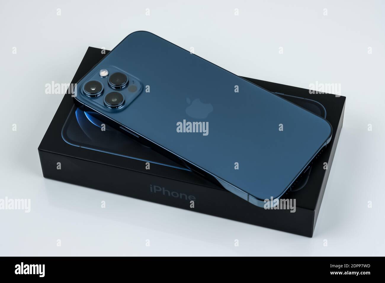 iPhone 12 Pro Max Pacific Blue Stock Photo - Alamy