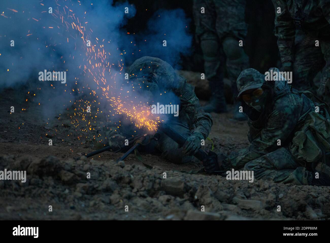 Soldiers training heat hi-res stock photography and images - Alamy