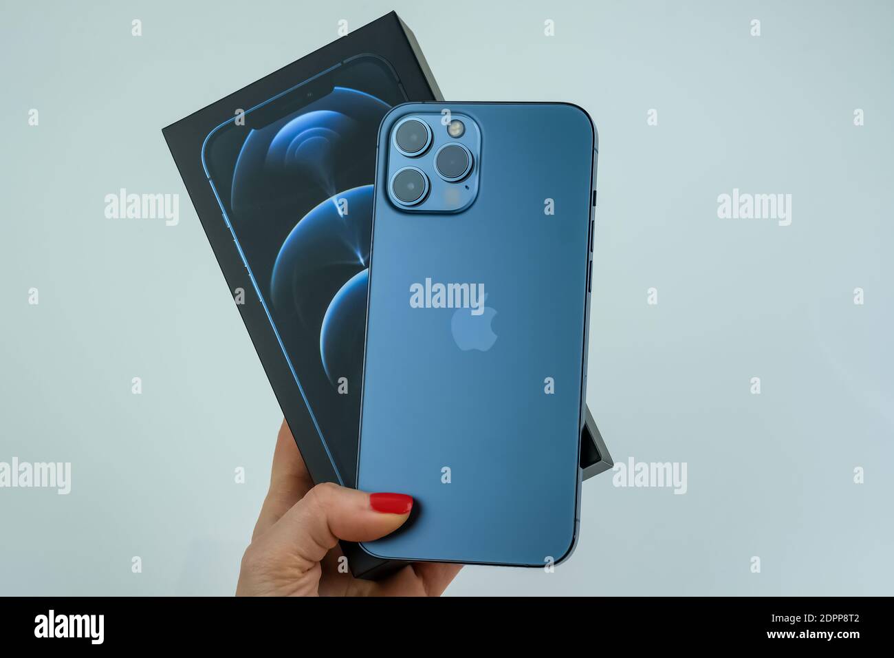 iPhone 12 Pro Max Pacific Blue Stock Photo - Alamy