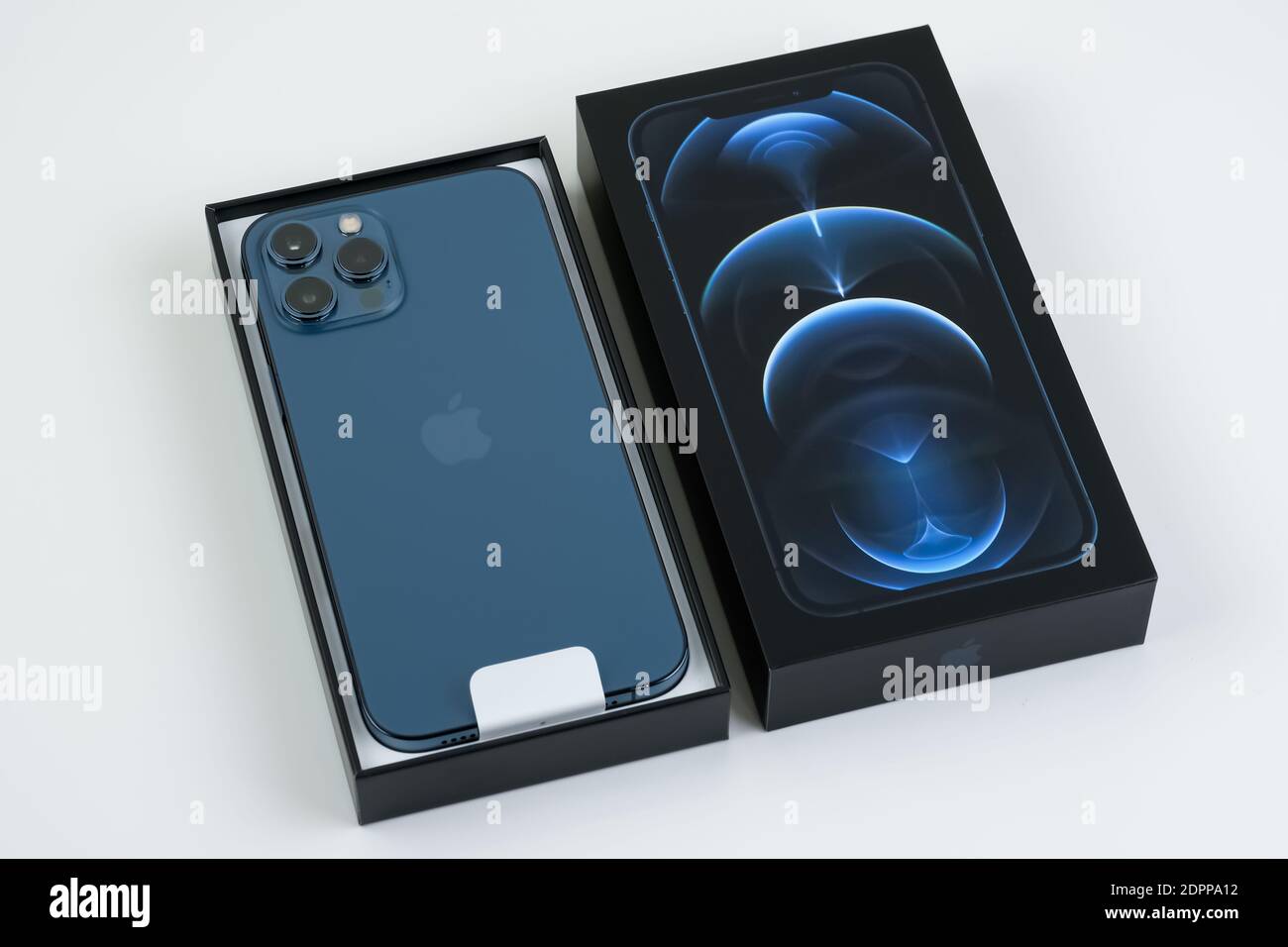 Iphone 12 pro max box hi-res stock photography and images - Alamy