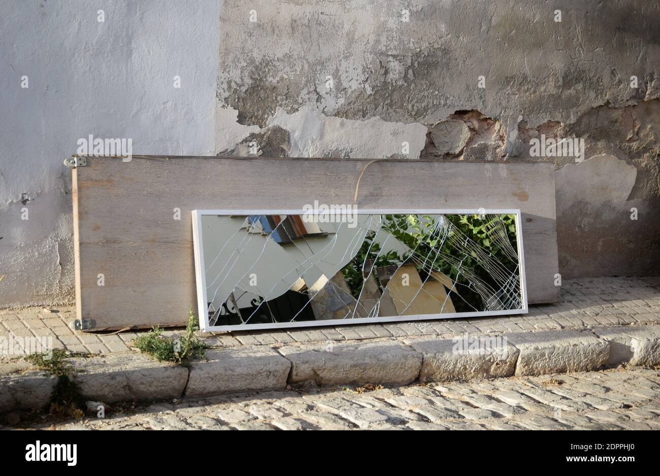 Reflection on cracked mirror hi-res stock photography and images - Alamy