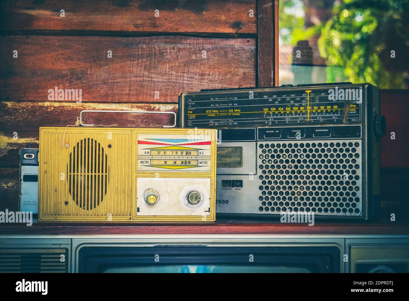 Old radios hi-res stock photography and images - Alamy