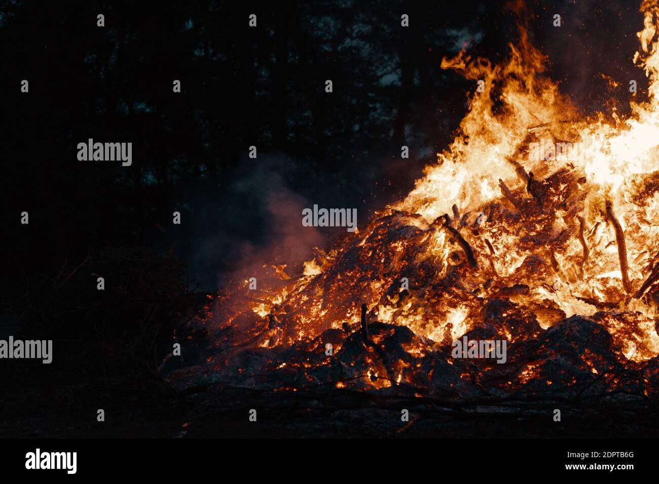 Bonfire smoke pollution hi-res stock photography and images - Alamy