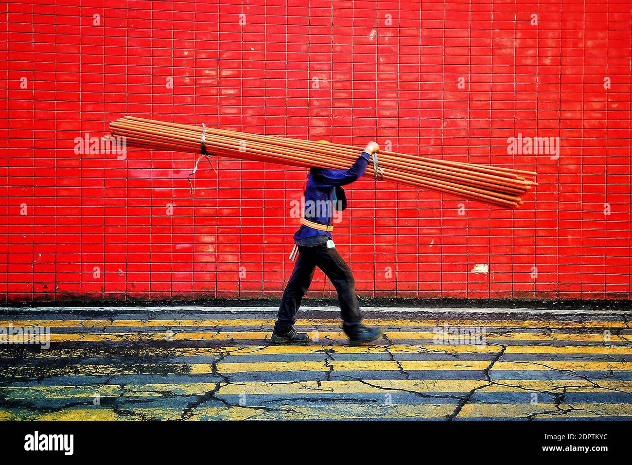 Man carrying heavy brick hi-res stock photography and images - Alamy