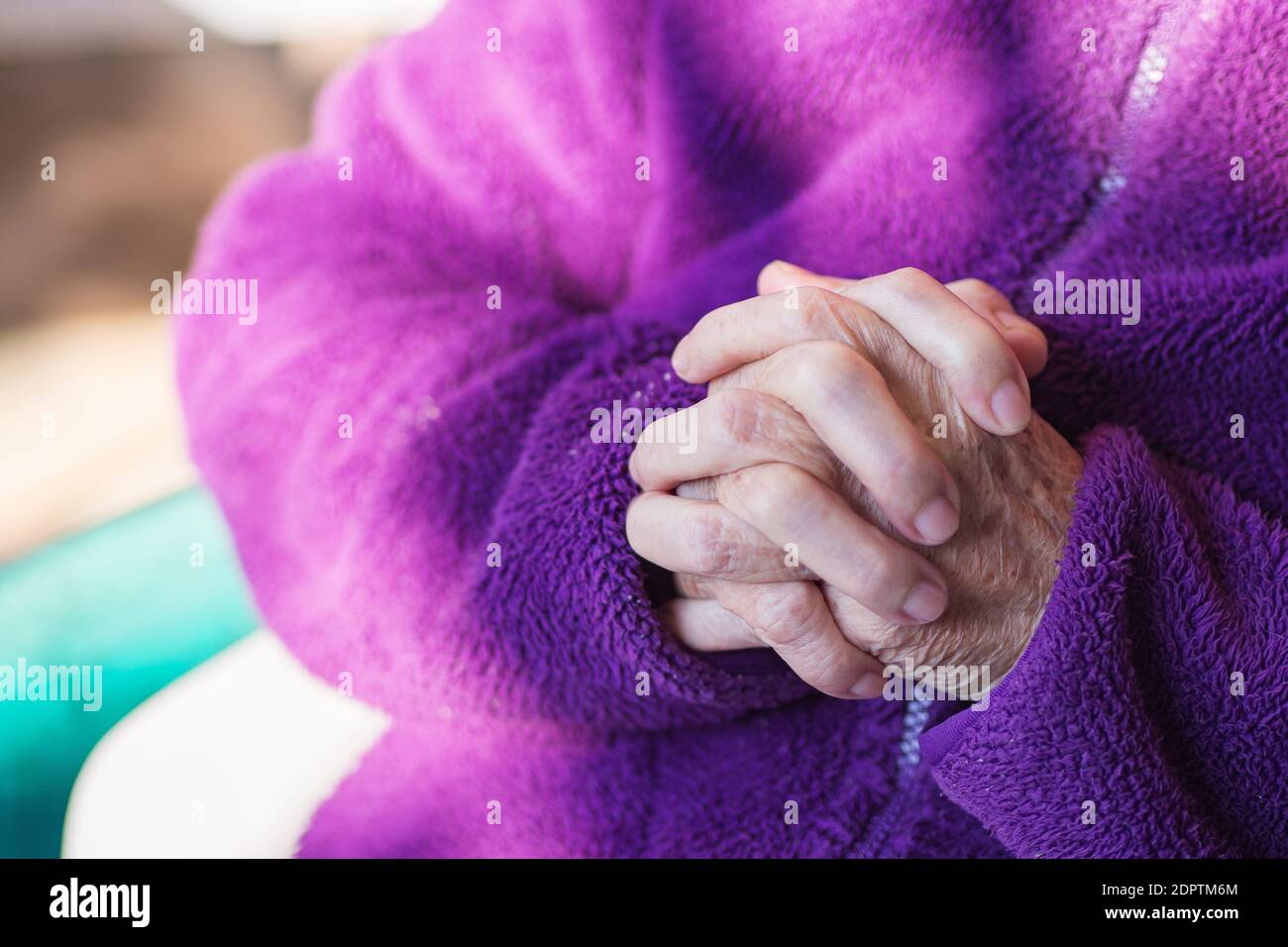 Wrinkly hand and close up hi-res stock photography and images - Alamy