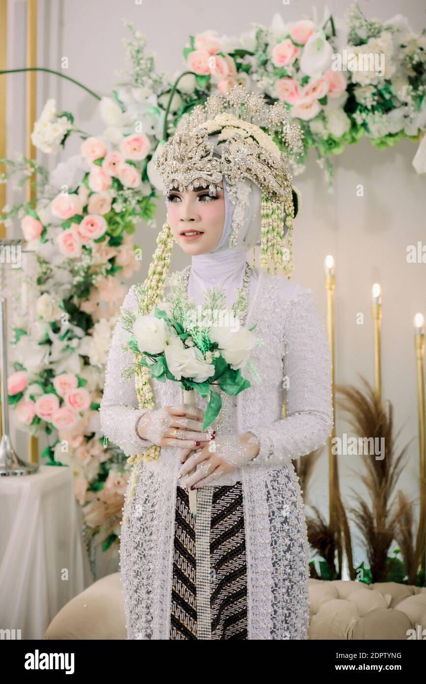 Angel with bouquet hi-res stock photography and images - Alamy