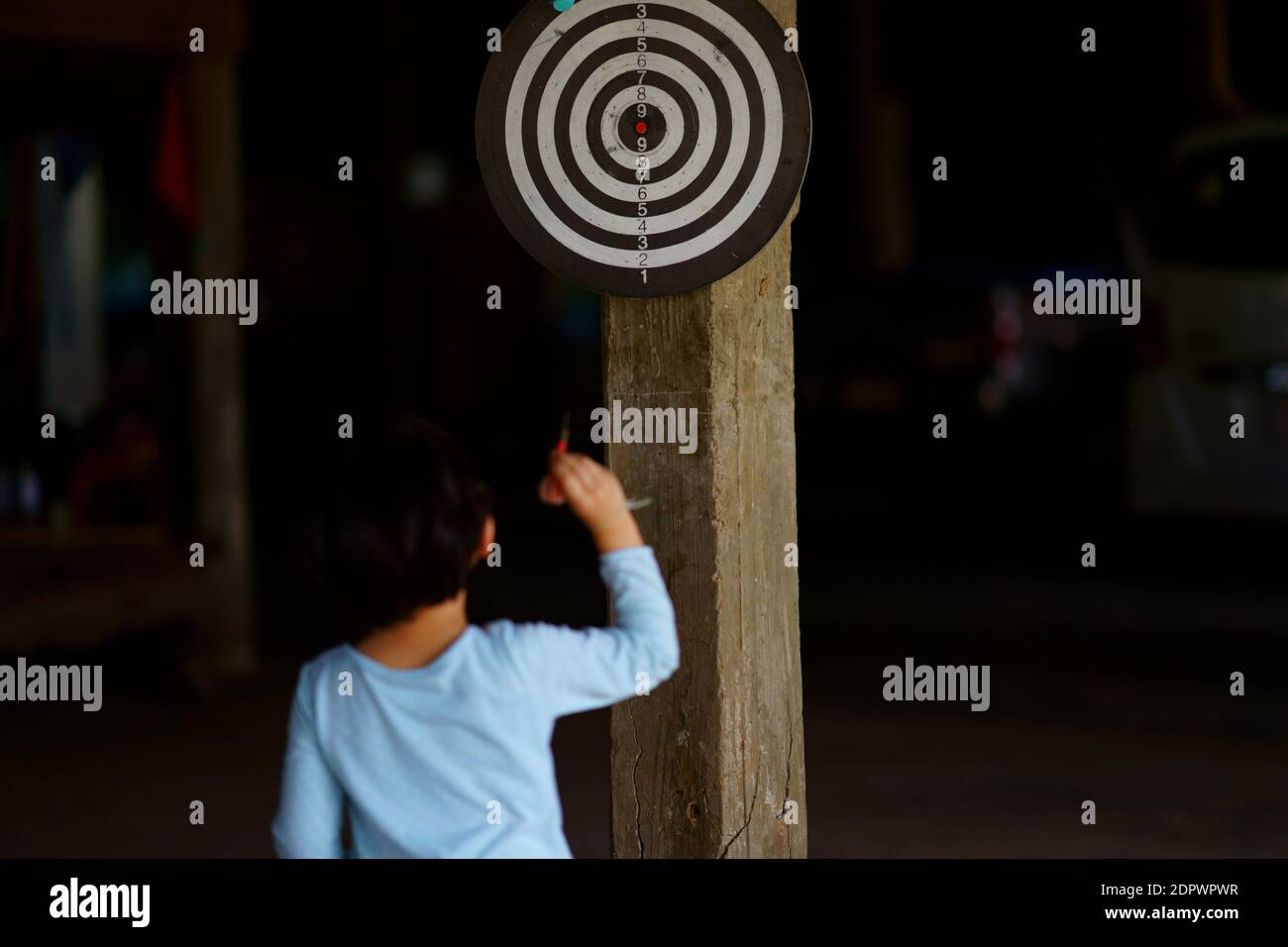 Throwing darts hi-res stock photography and images - Alamy