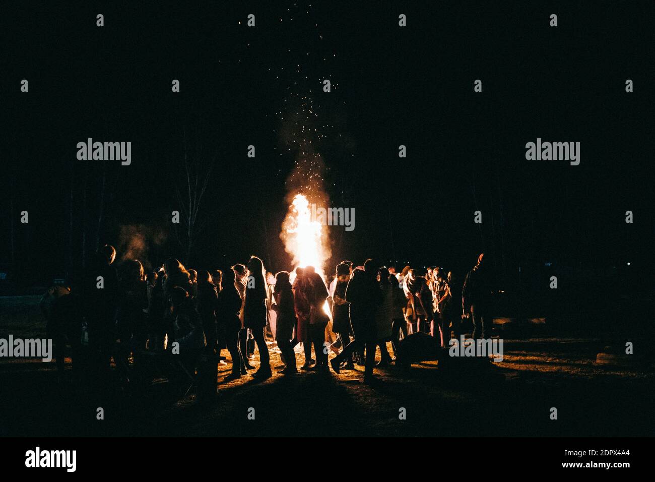 Crowd around bonfire hi-res stock photography and images - Alamy