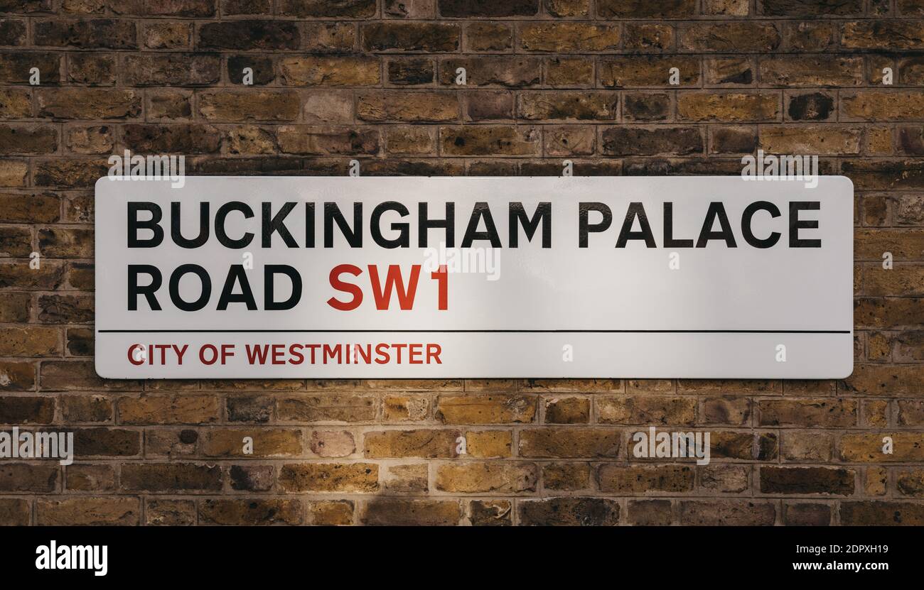 On buckingham palace hi-res stock photography and images - Alamy