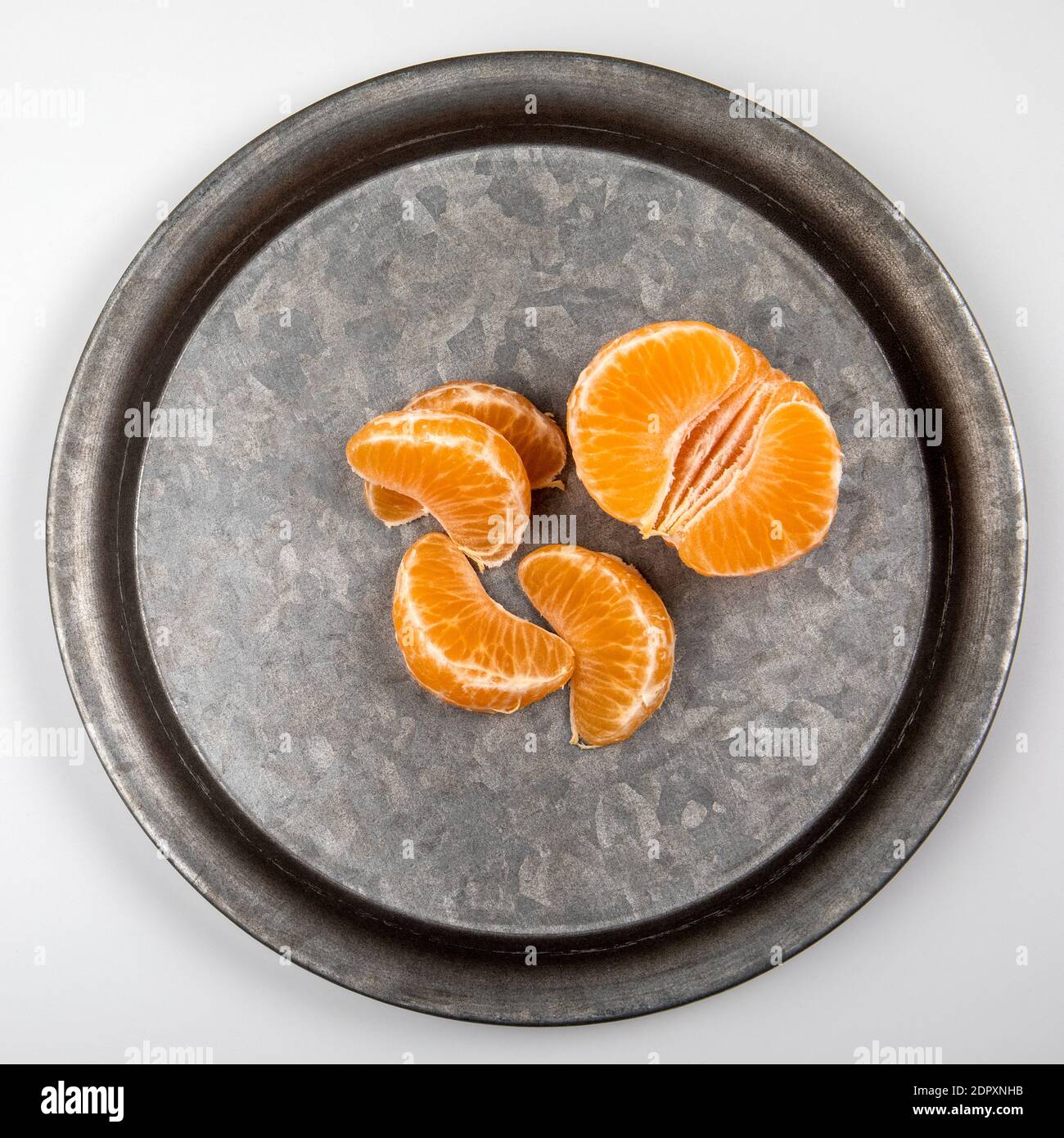 Tangerine segments on plate hi-res stock photography and images - Alamy