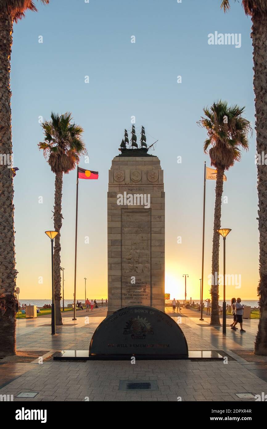 Square jetty hi-res stock photography and images - Alamy