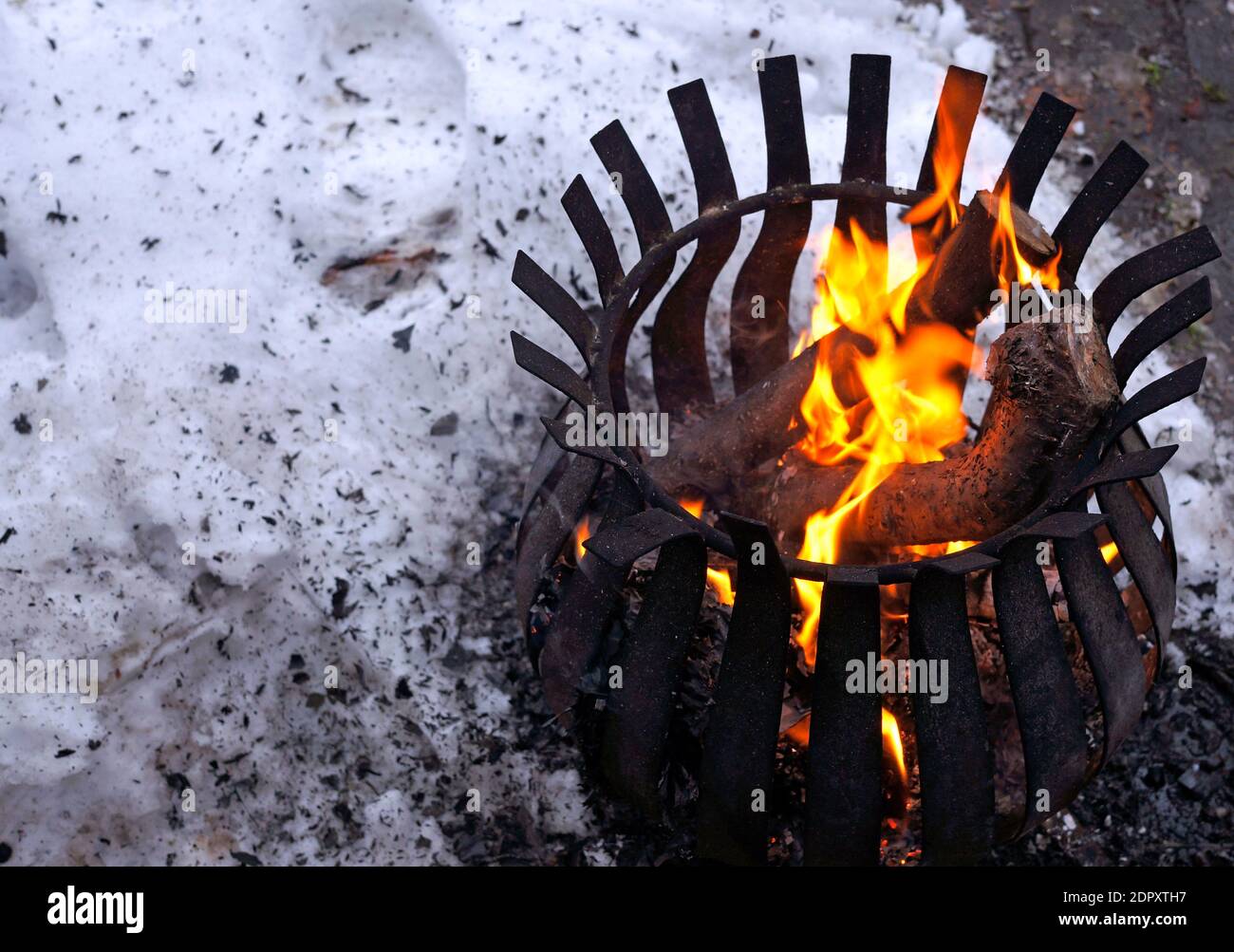 Wood burning in small outdoor hi-res stock photography and images - Alamy
